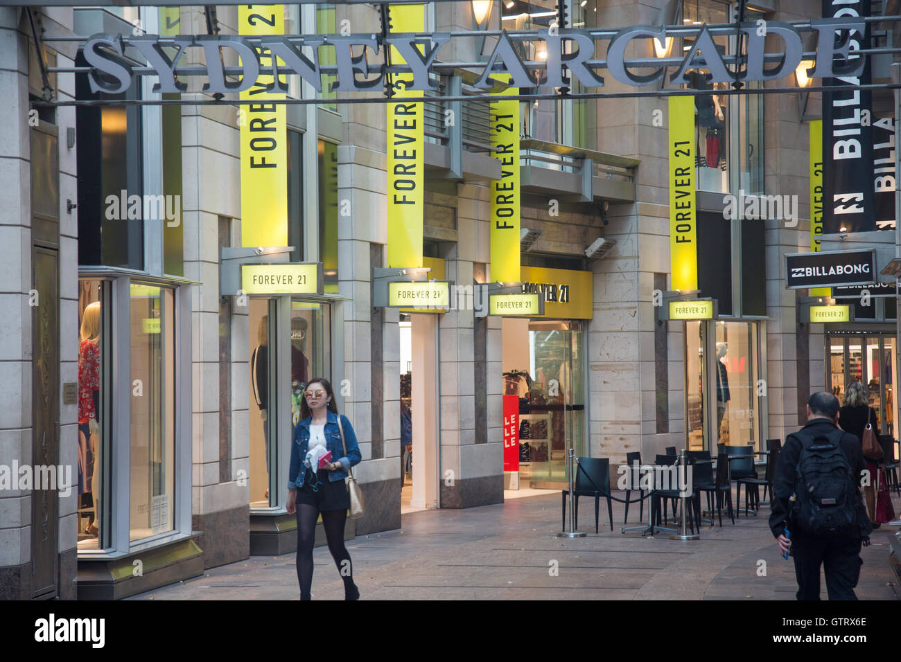 Forever 21 store hi-res stock photography and images - Alamy