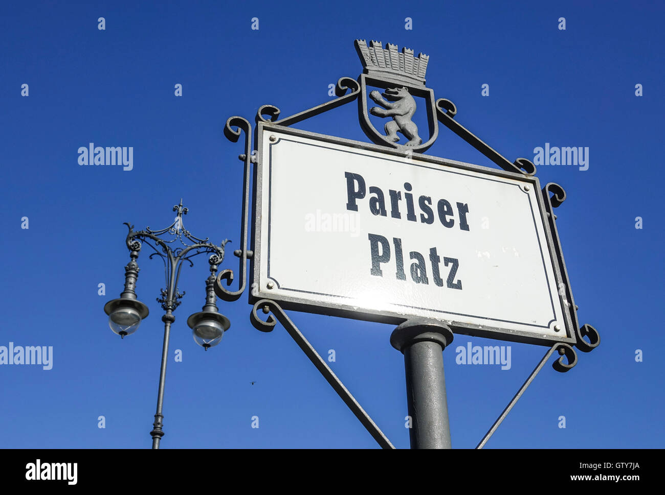 Pariser platz paris square street hi-res stock photography and images ...