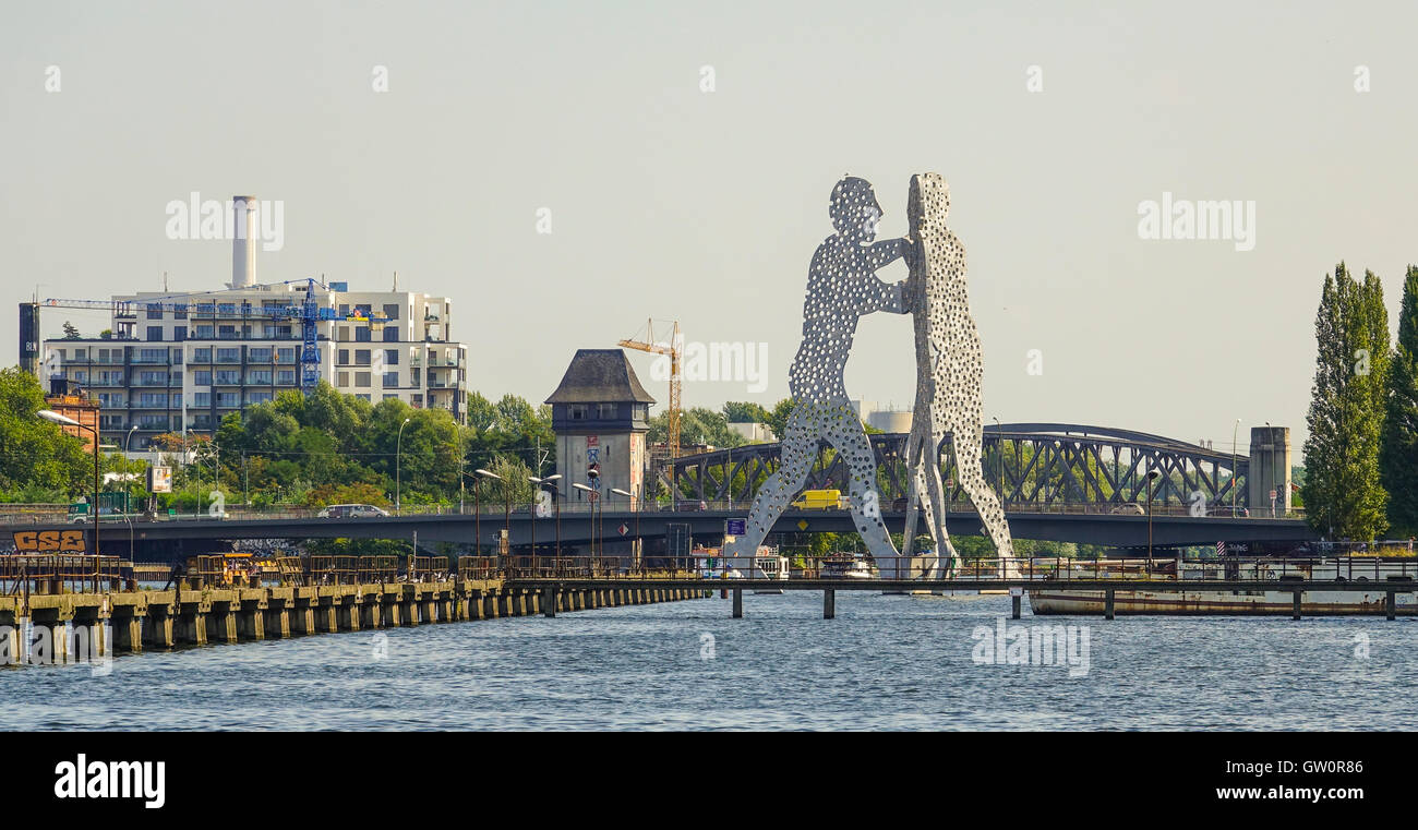Molecule Men statue on River Spree in Berlin Stock Photo - Alamy
