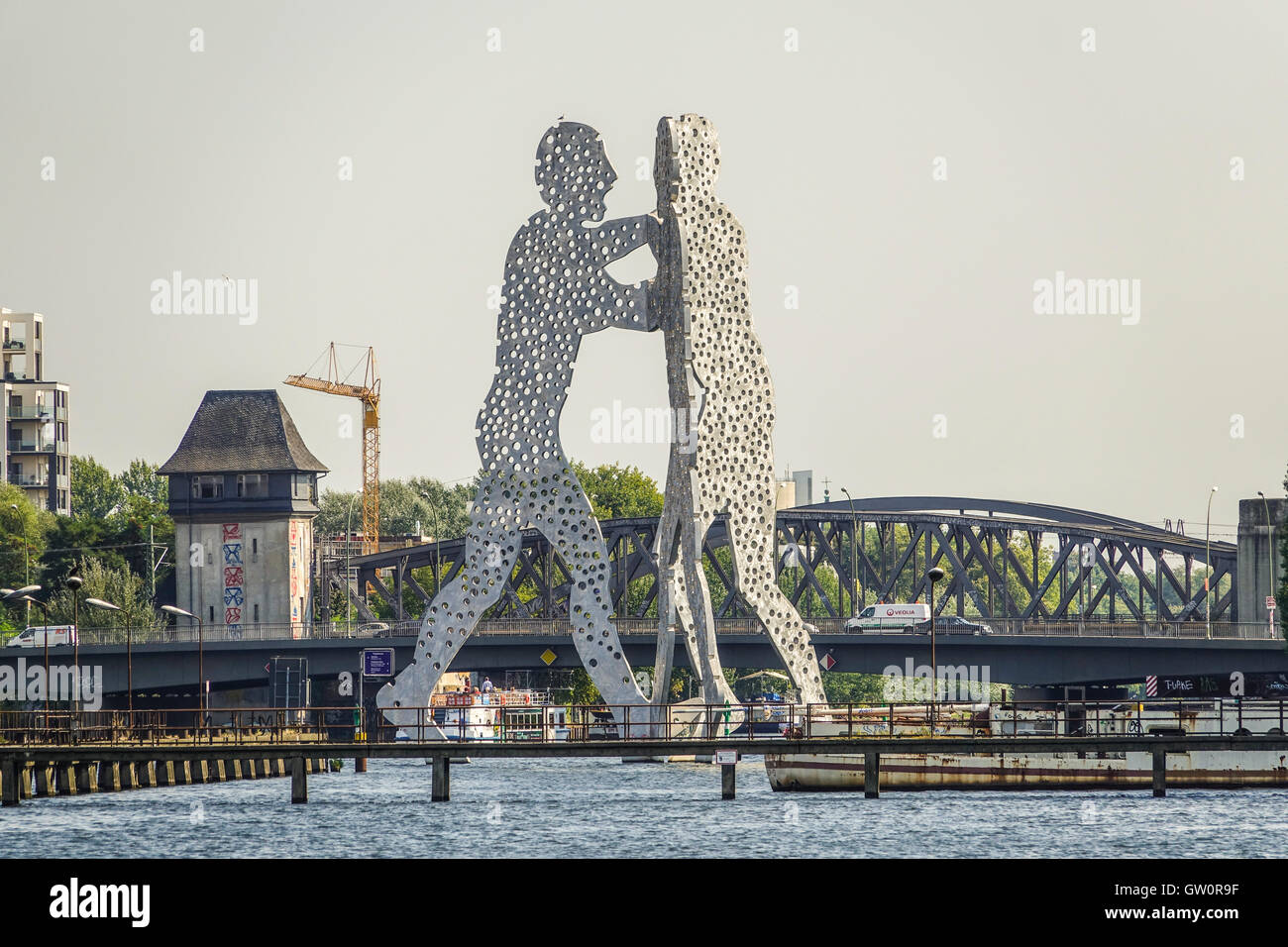 Molecule Men statue on River Spree in Berlin Stock Photo - Alamy