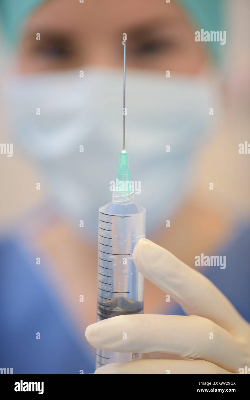 holding a syringe Stock Photo - Alamy