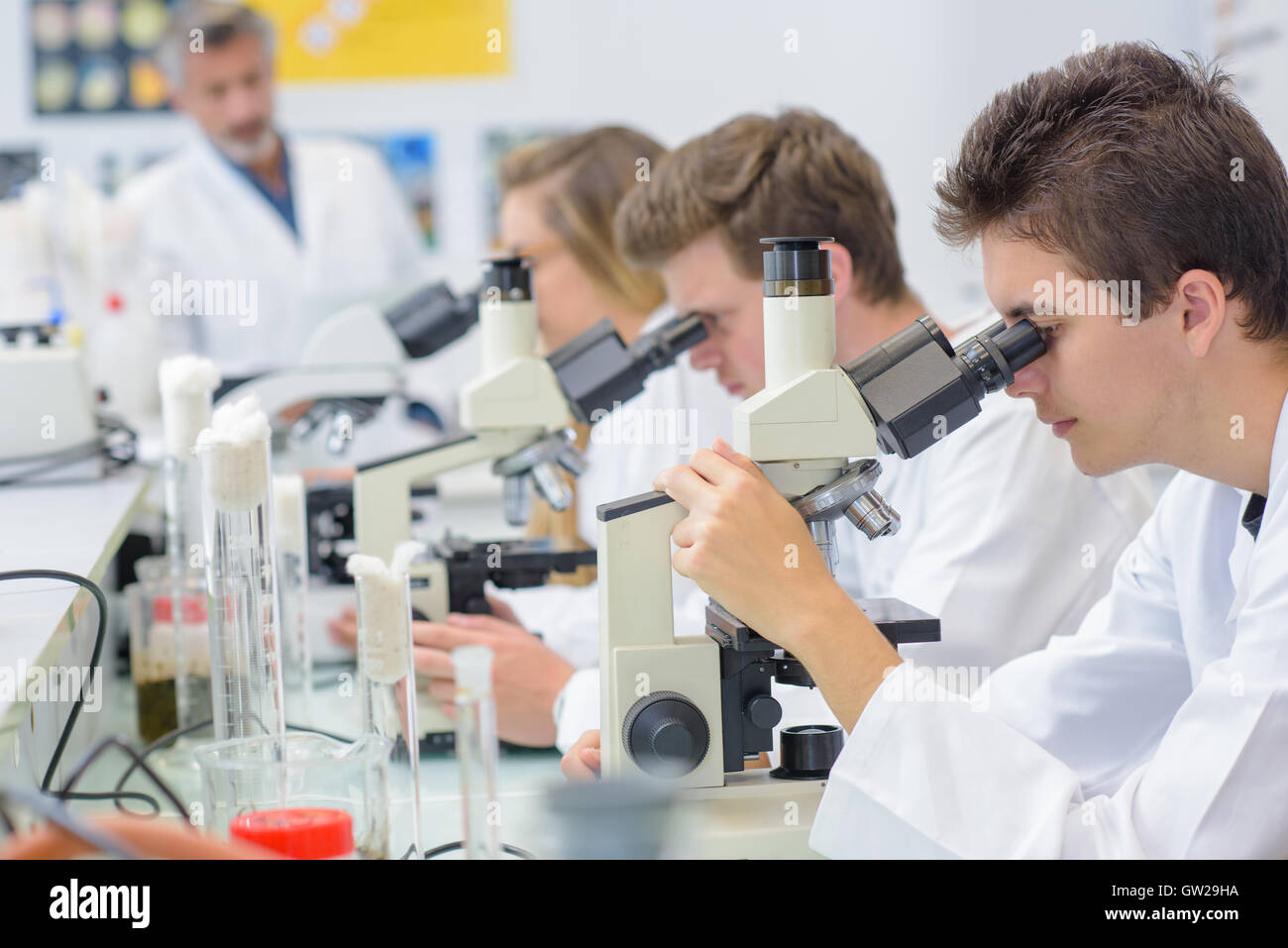 Microscopes man hi-res stock photography and images - Alamy