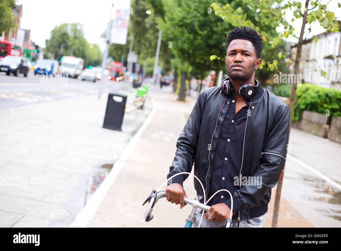 Man commuting bike hi-res stock photography and images - Alamy