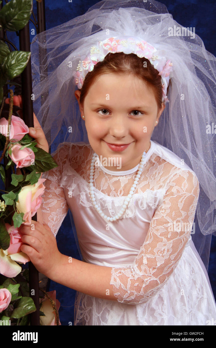 Child in bride dress and veil hi-res stock photography and images - Alamy
