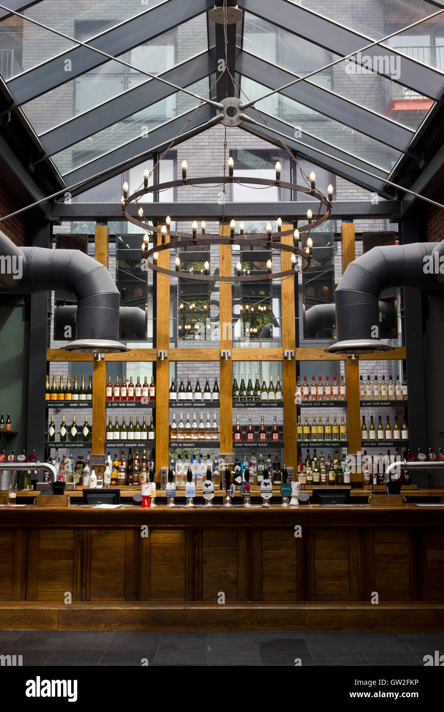 LONDON, UNITED KINGDOM - SEPTEMBER 13 2015: Interior of Dial Arch pub ...