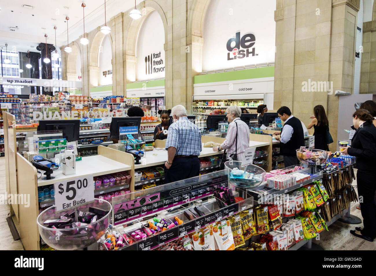Convenience store cashier hi-res stock photography and images - Alamy
