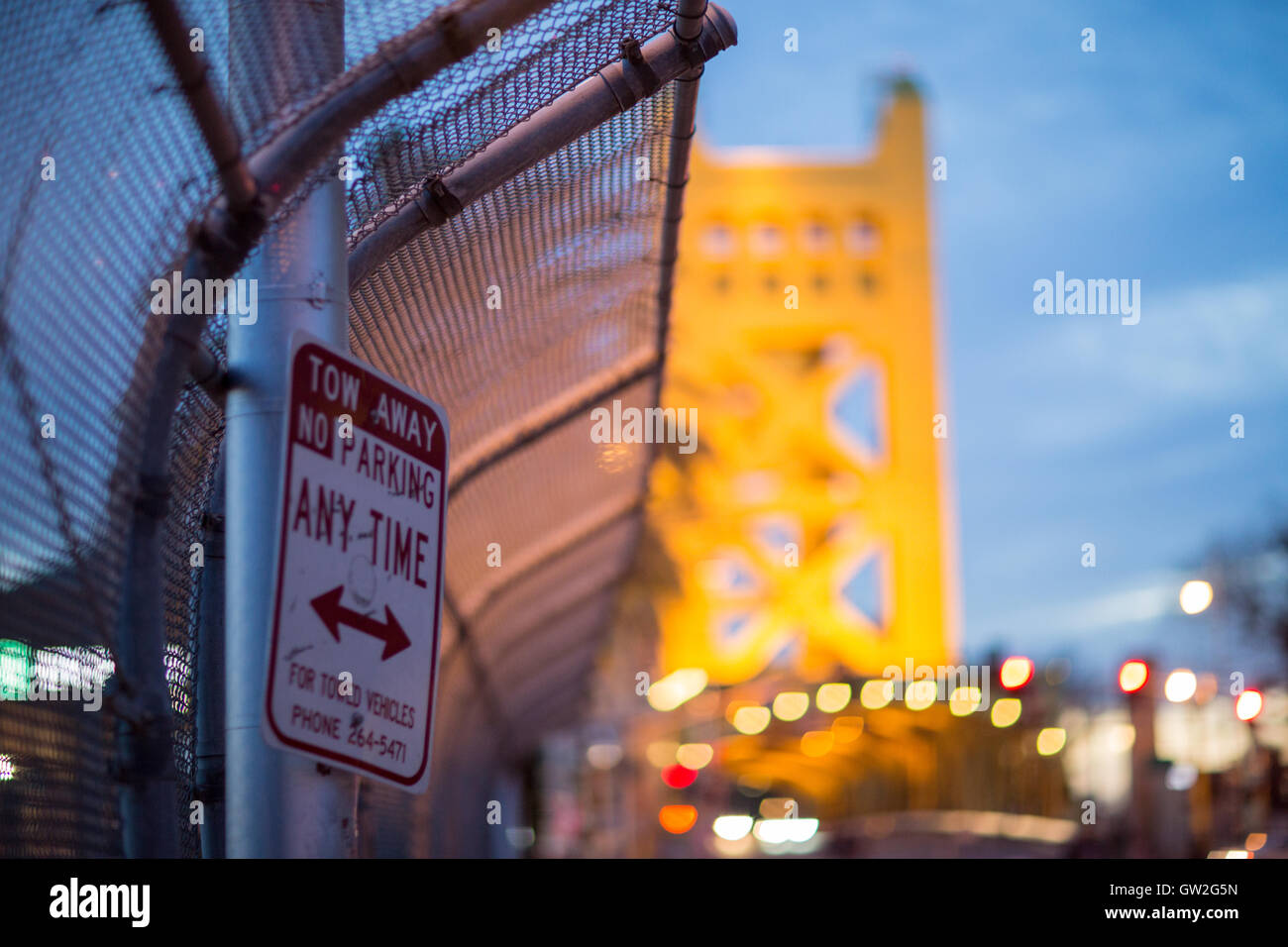 Tow Away sign on road Stock Photo - Alamy