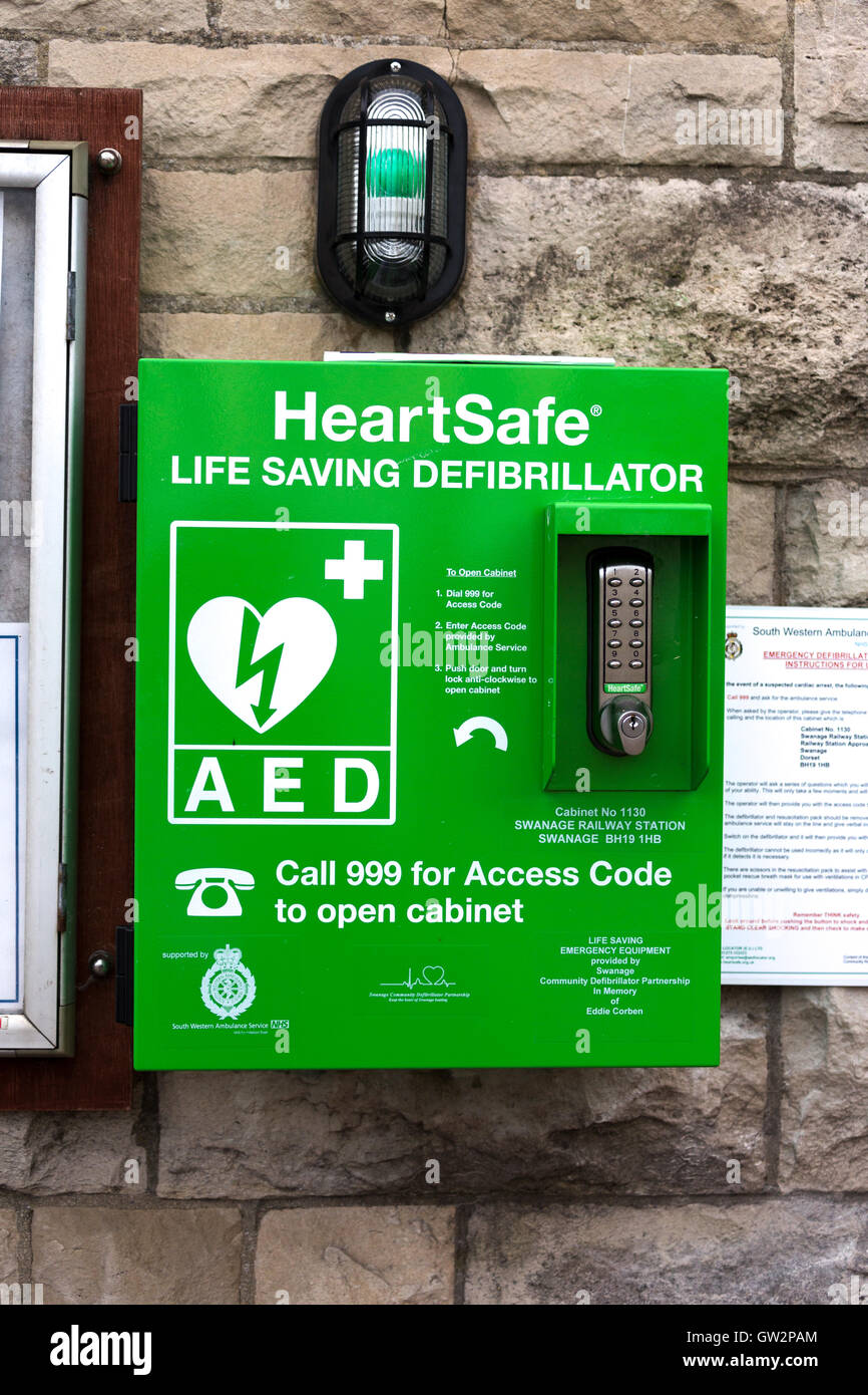 Public defibrillator station hi-res stock photography and images - Alamy
