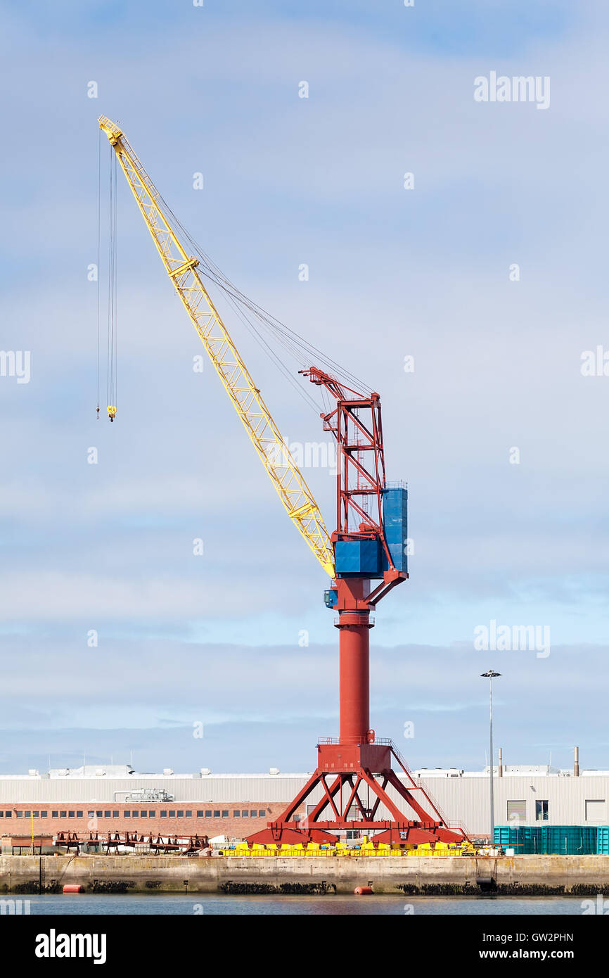 Crane lifting shipping container hi-res stock photography and images ...