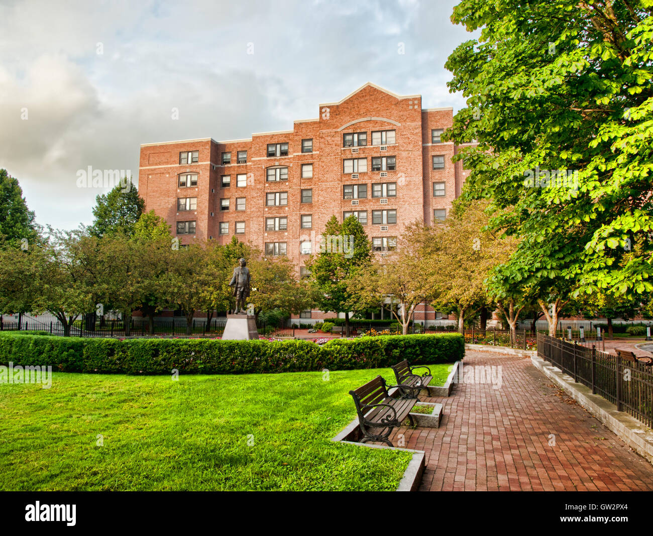 Courtyard apartment complex hi-res stock photography and images - Alamy