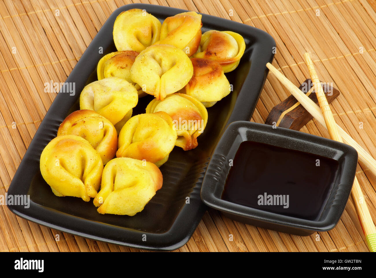 Black dim sum dumplings hi-res stock photography and images - Alamy