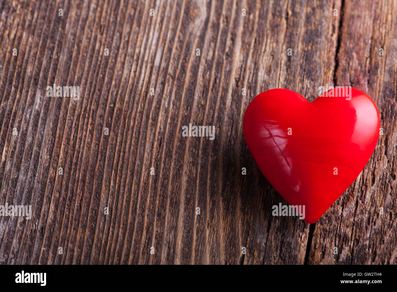 red heart on rough wood Stock Photo - Alamy