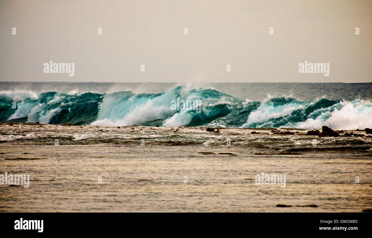 High contrast wave breaking hi-res stock photography and images - Alamy