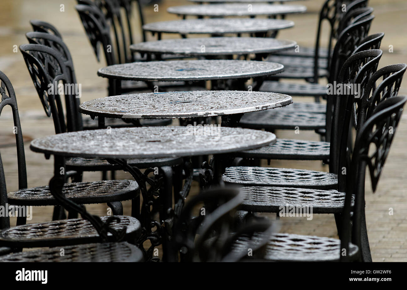 Empty bar paris hi-res stock photography and images - Alamy