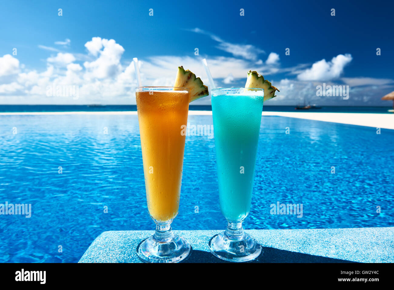 Cocktails near swimming pool Stock Photo - Alamy
