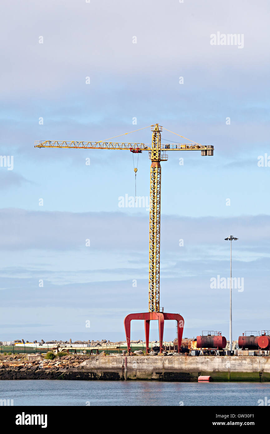 Crane lifting shipping container hi-res stock photography and images ...