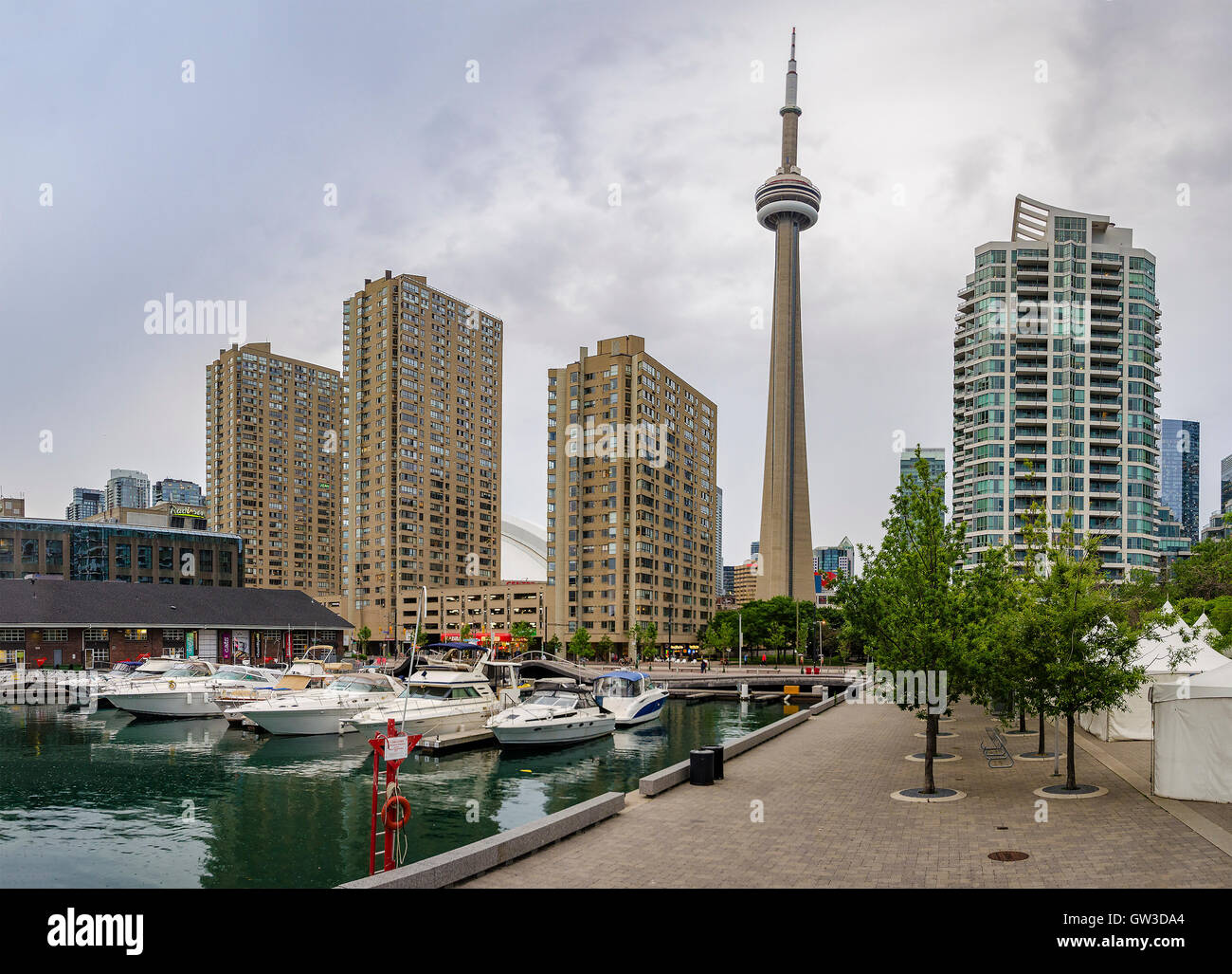 Amazing view of the harbour front marina with toronto skyline in the ...