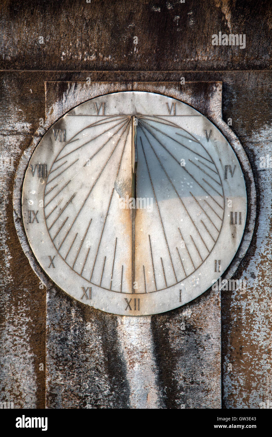 Sundial clock hi-res stock photography and images - Alamy