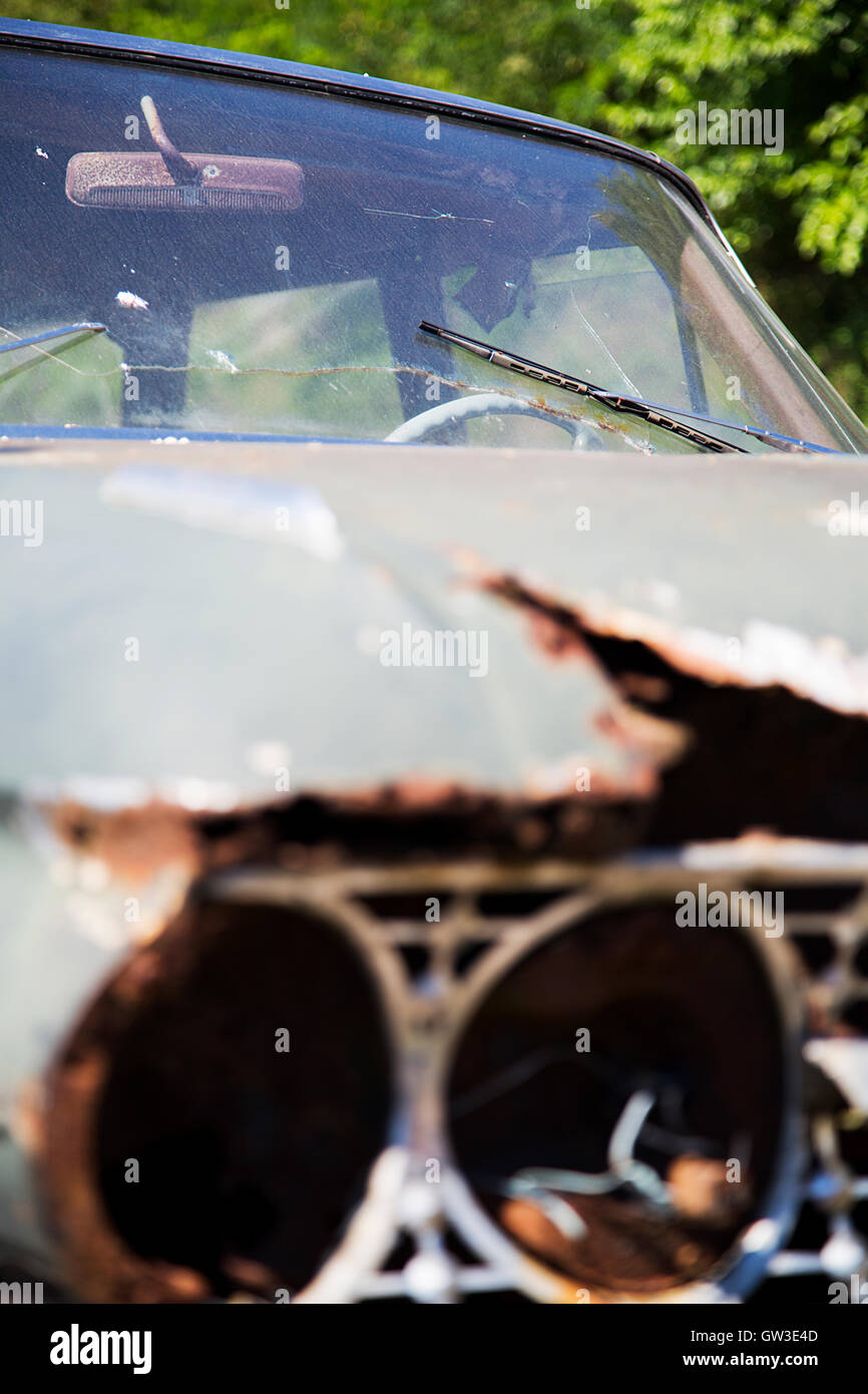 Closeup detail of the old rusty abandoned car Stock Photo - Alamy
