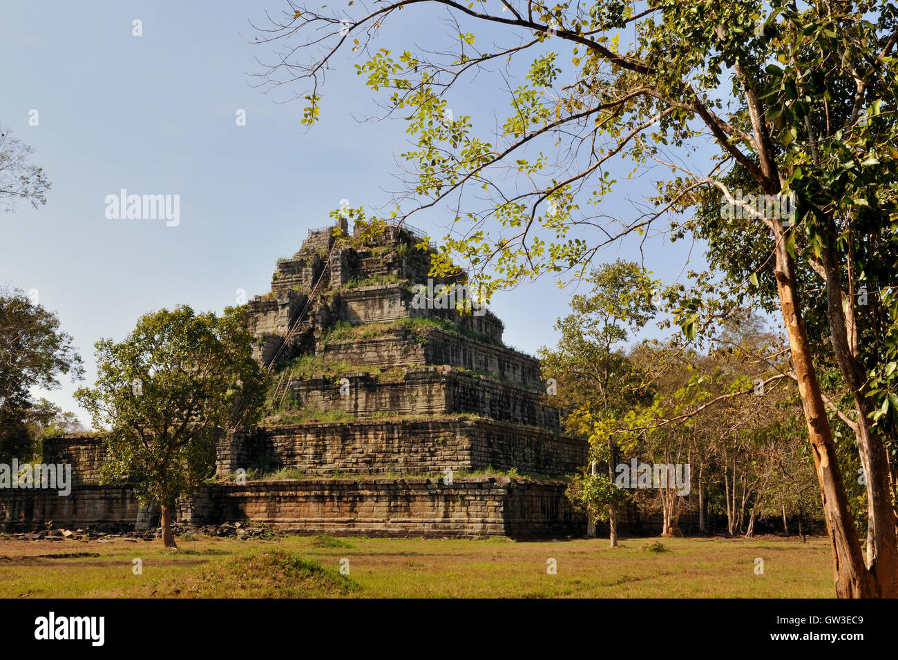 Koh Ker Angkorian site - Prasat Thom Temple Stock Photo - Alamy