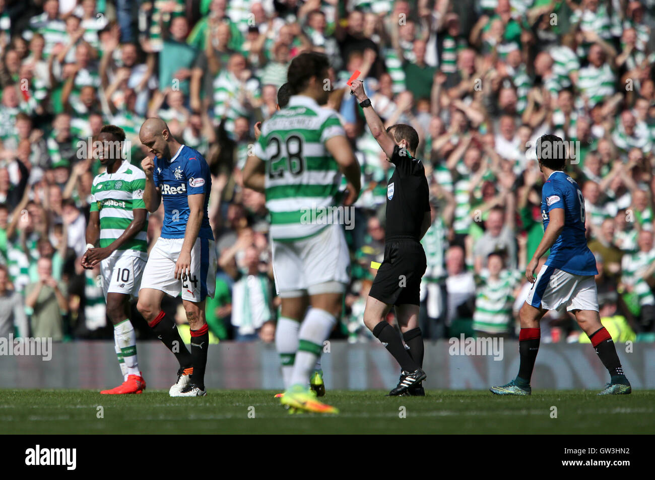 Match referee willie collum hi-res stock photography and images - Alamy