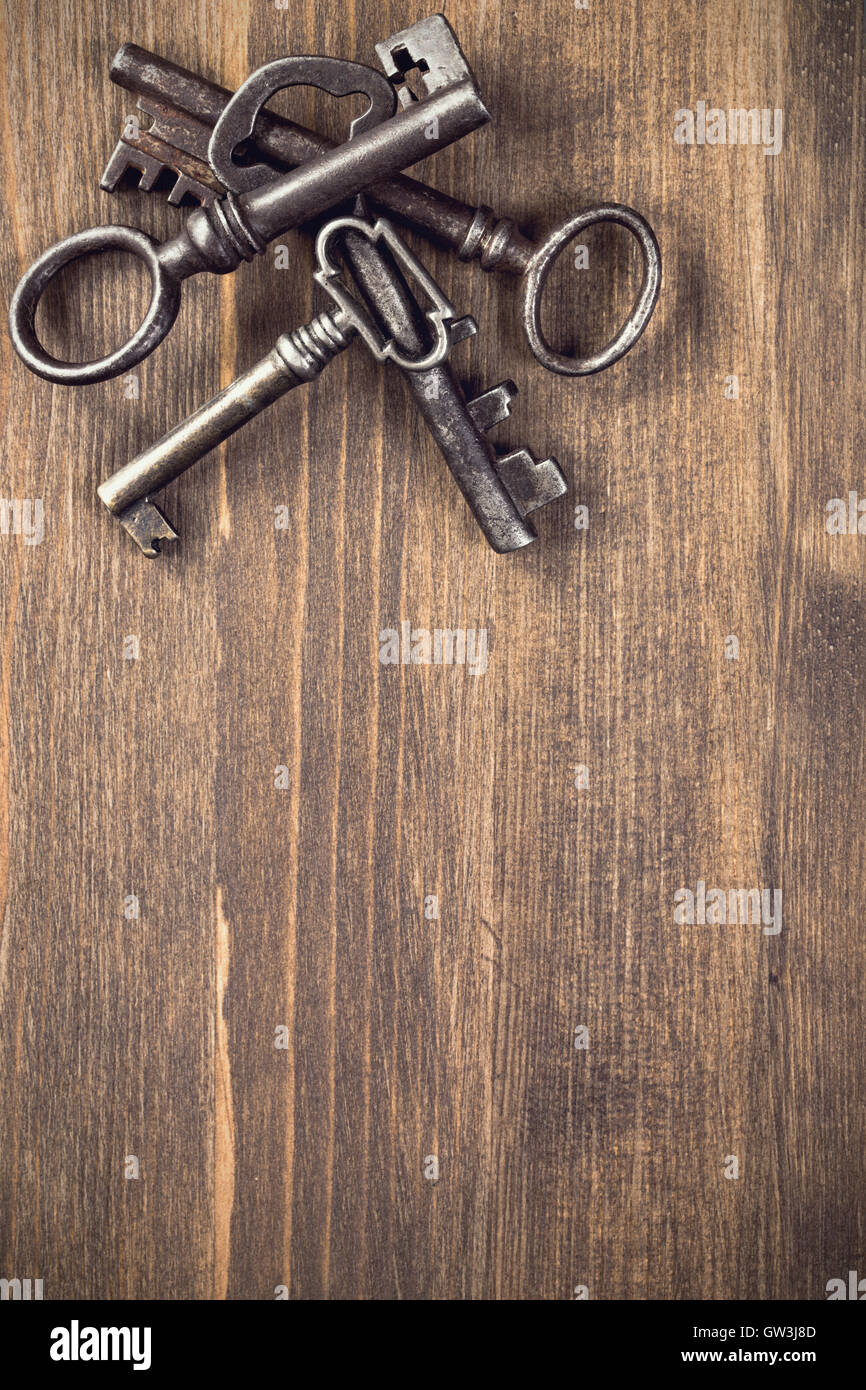 Old keys at left top of wooden background Stock Photo - Alamy