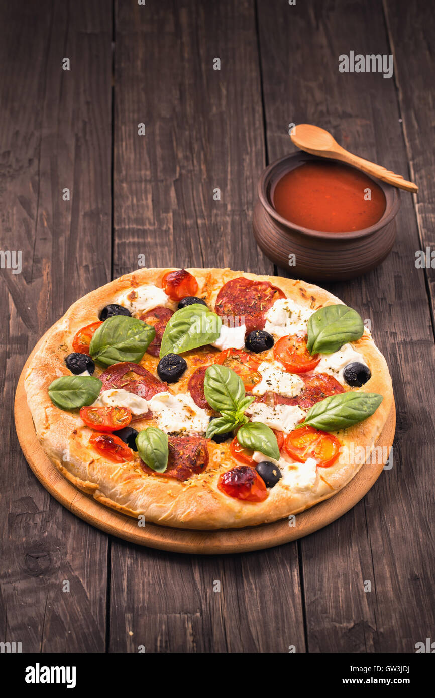 Basil pizza hi-res stock photography and images - Alamy