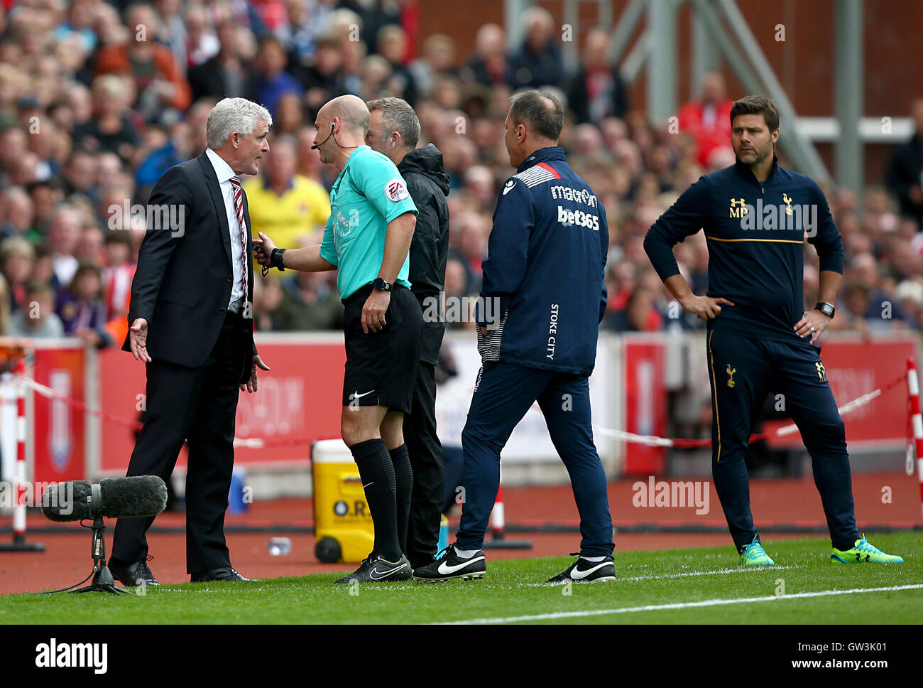 Tottenham fans shouting hi-res stock photography and images - Alamy