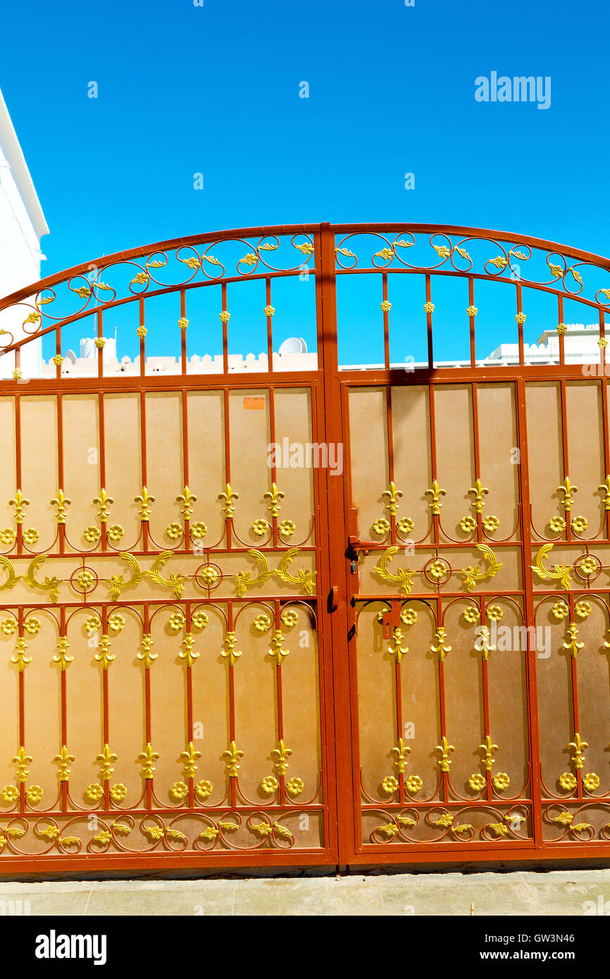 in oman the old metal gate royal palace Stock Photo - Alamy