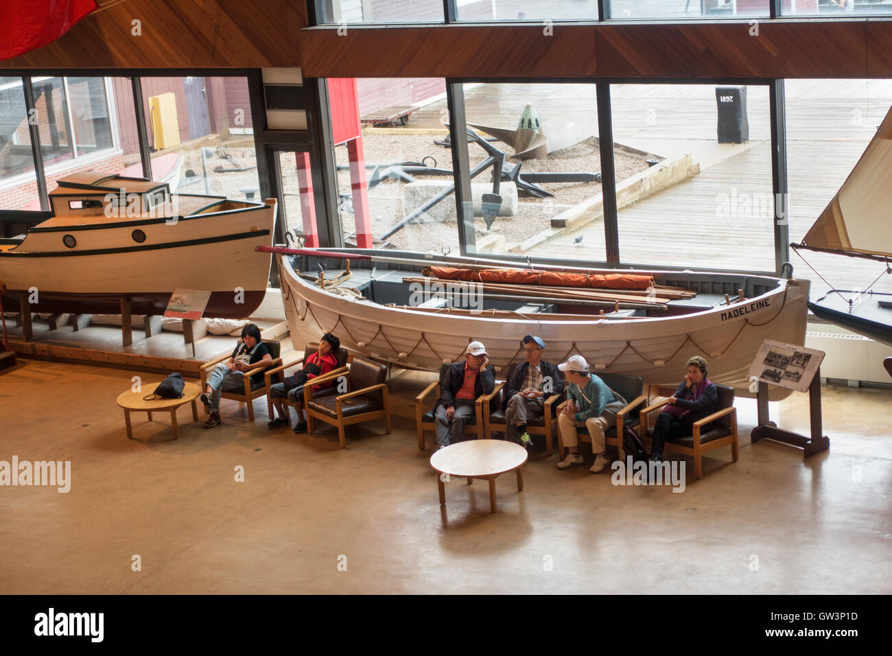Children inside marine museum hi-res stock photography and images - Alamy