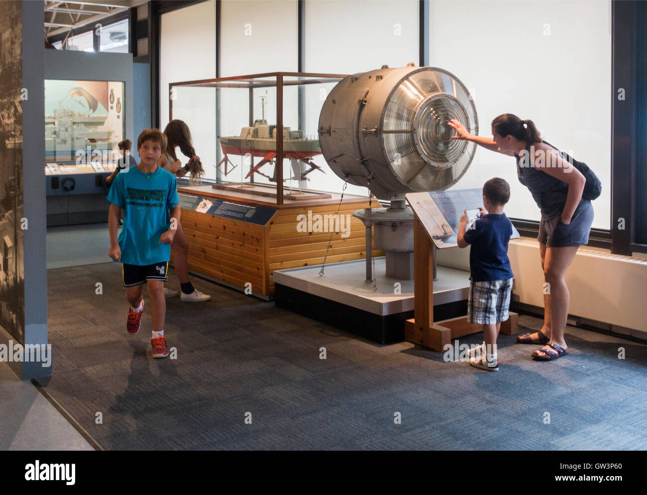 Children inside marine museum hi-res stock photography and images - Alamy
