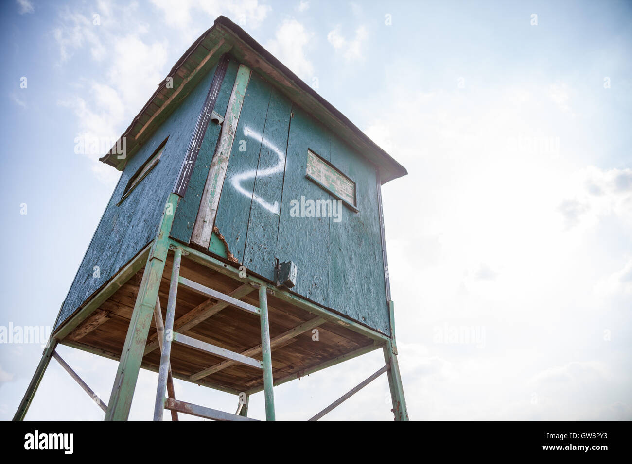 Hunter in deer stand hi-res stock photography and images - Alamy