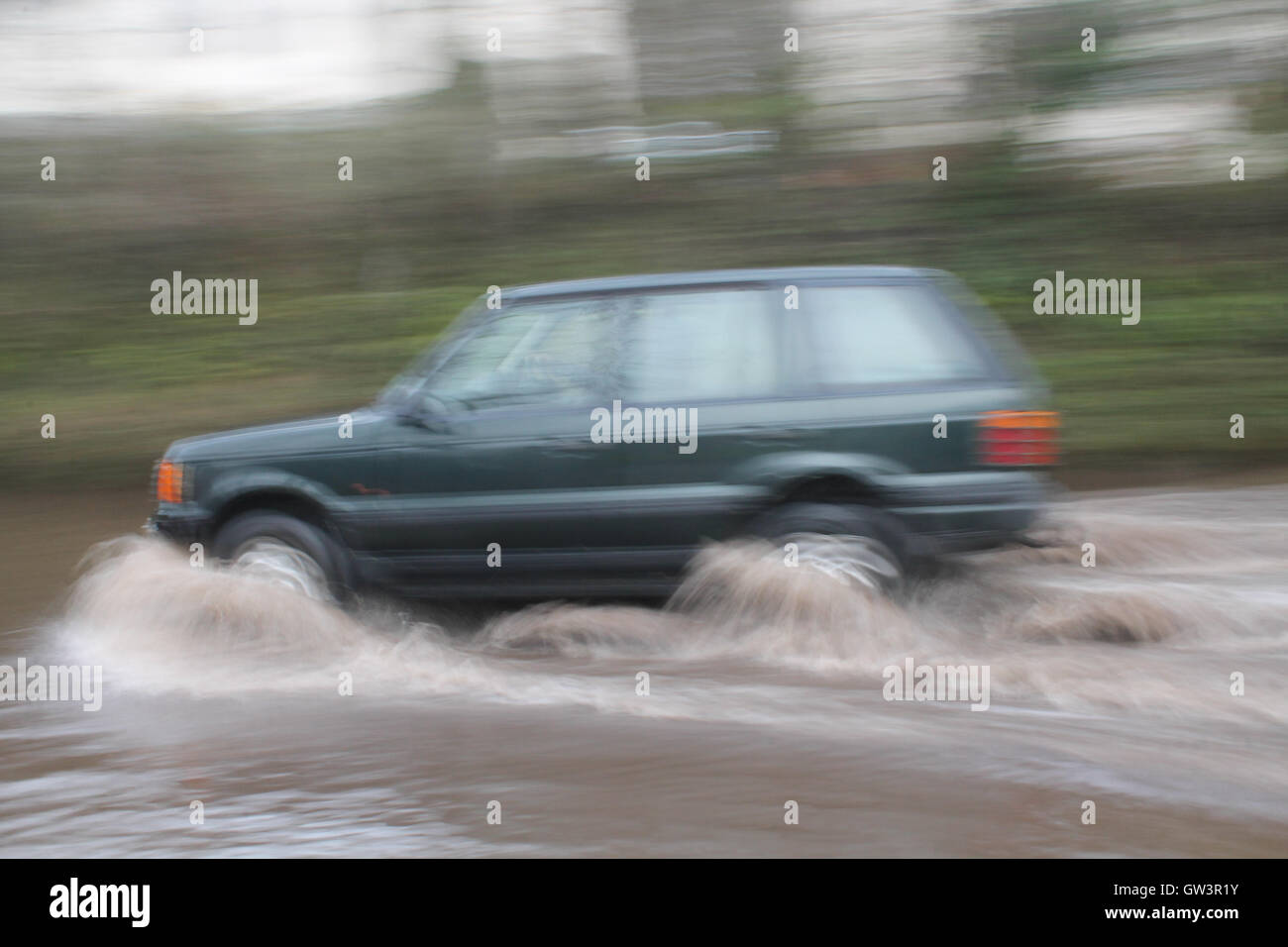 Land rover flood water hi-res stock photography and images - Alamy