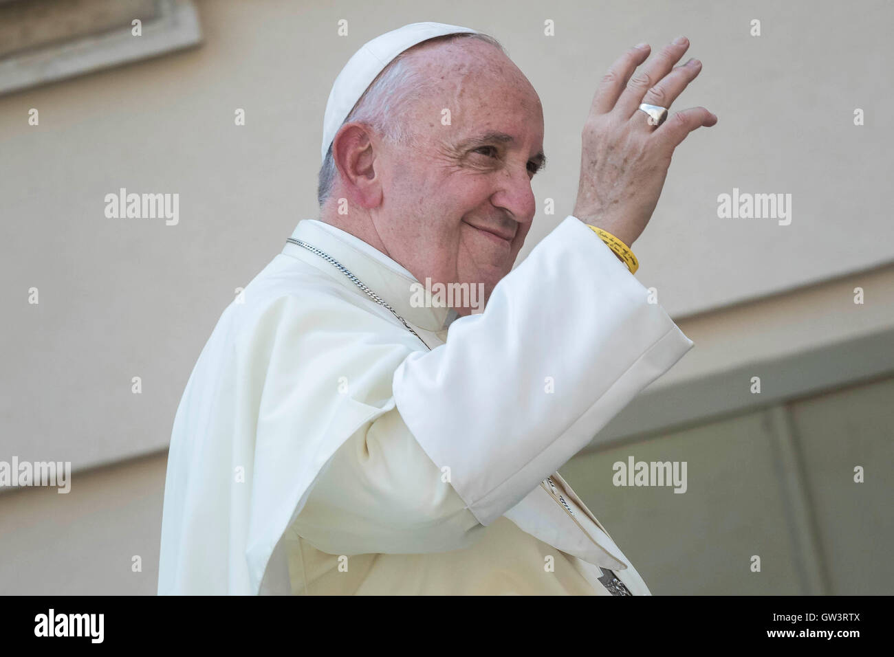 Vatican City, Vatican. 10th Sep, 2016. Pope Francis greets the faithful ...