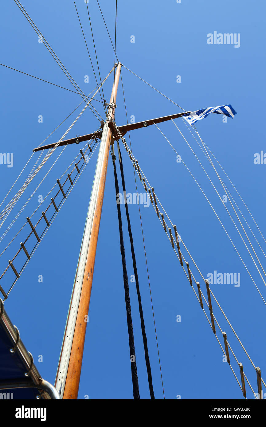 Mast of Sailing boat without sails and a blue sky Stock Photo - Alamy