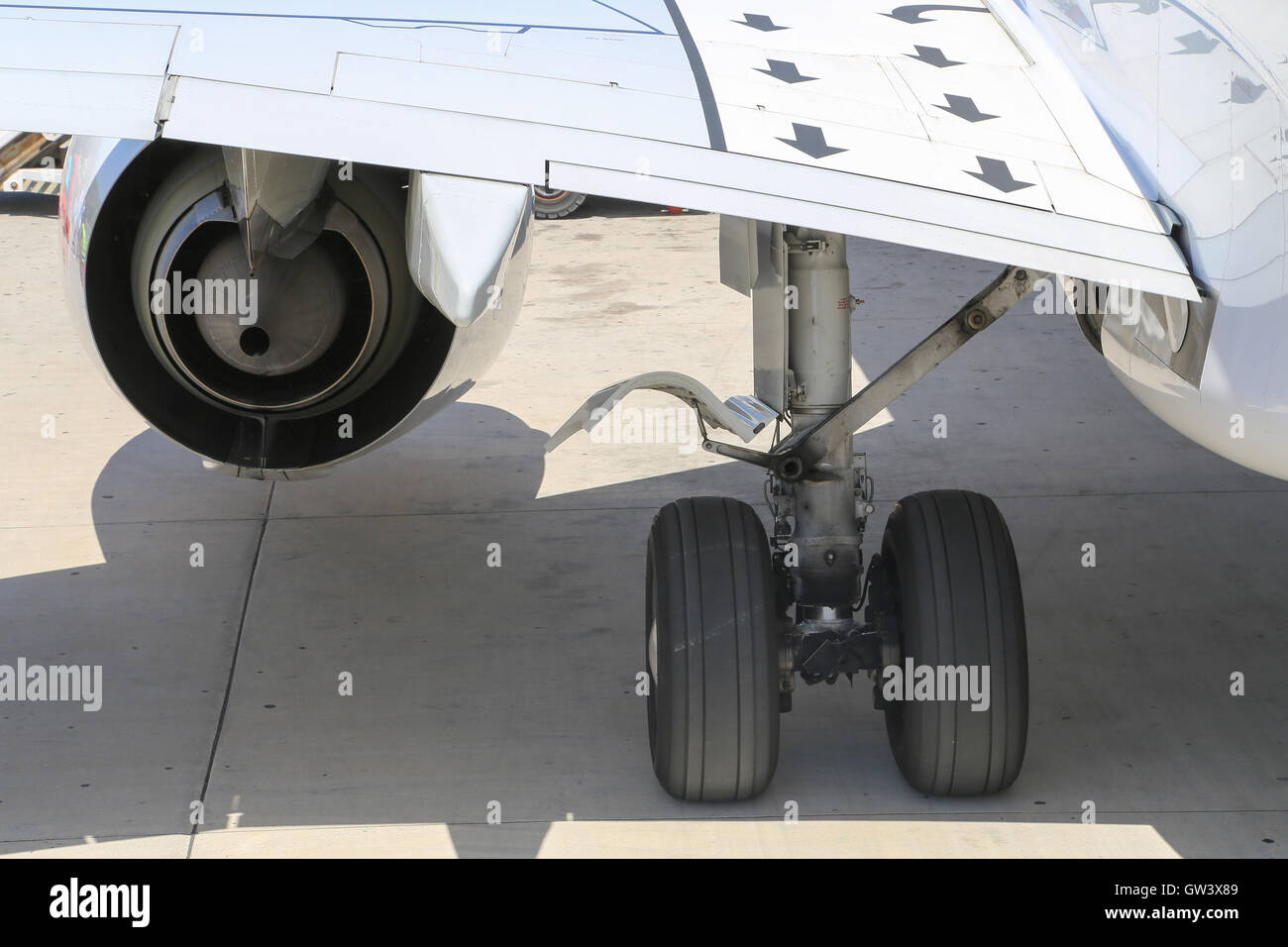 Close up of aircraft wheel and engine at the tarmac Stock Photo - Alamy