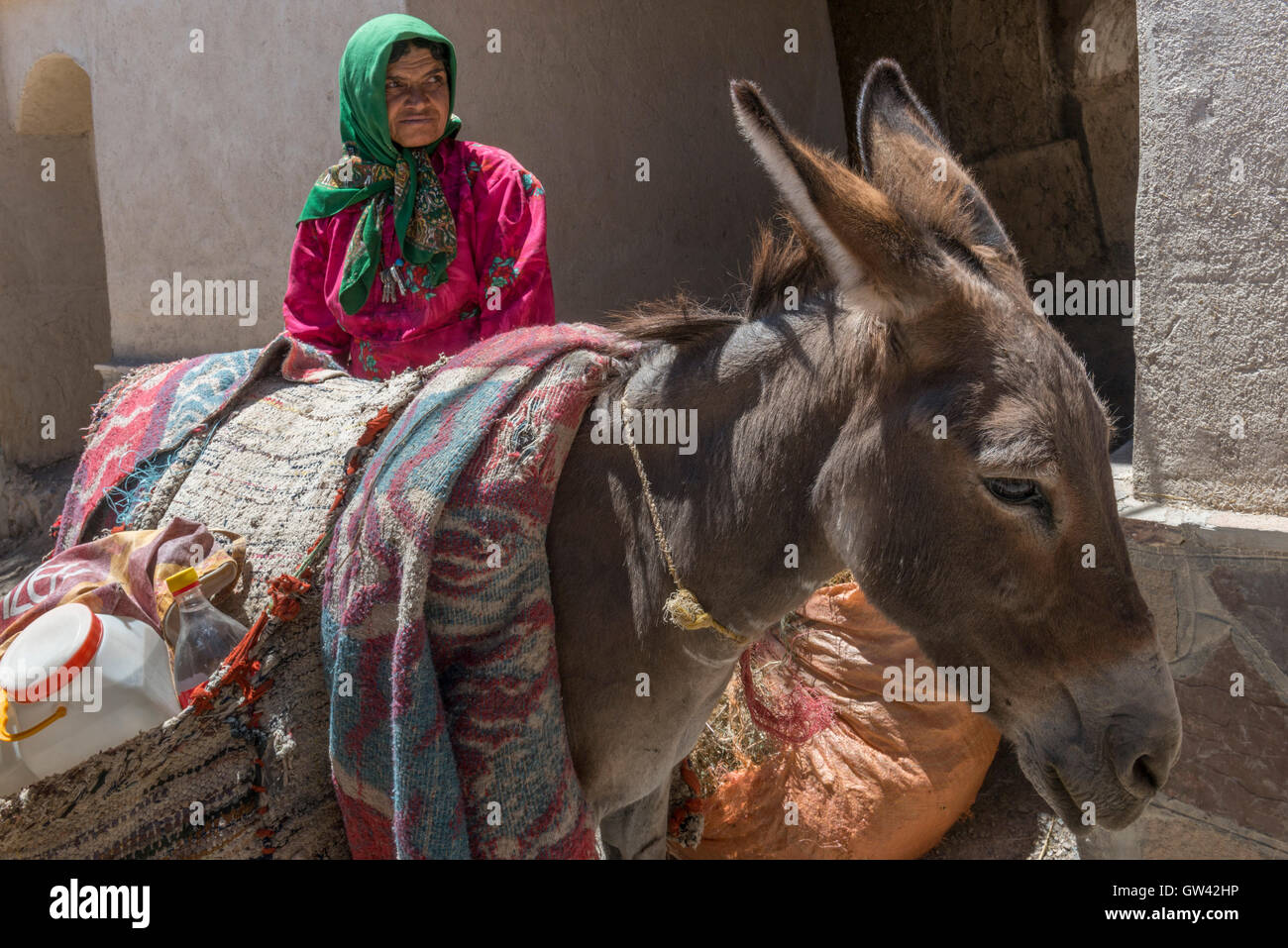 Lady carrying water hi-res stock photography and images - Alamy