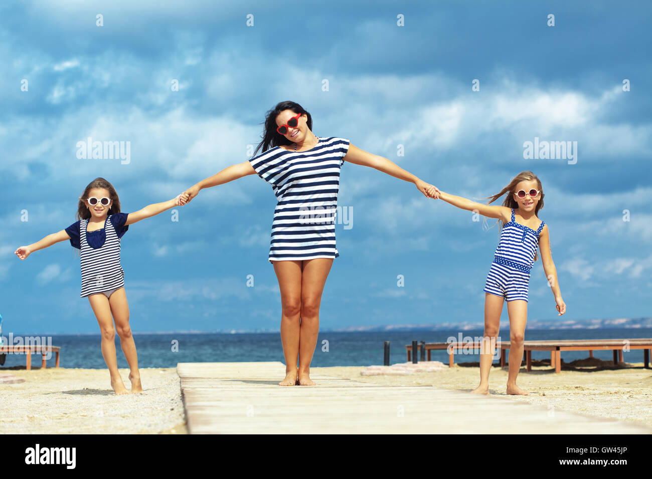 Figure family hi-res stock photography and images - Alamy