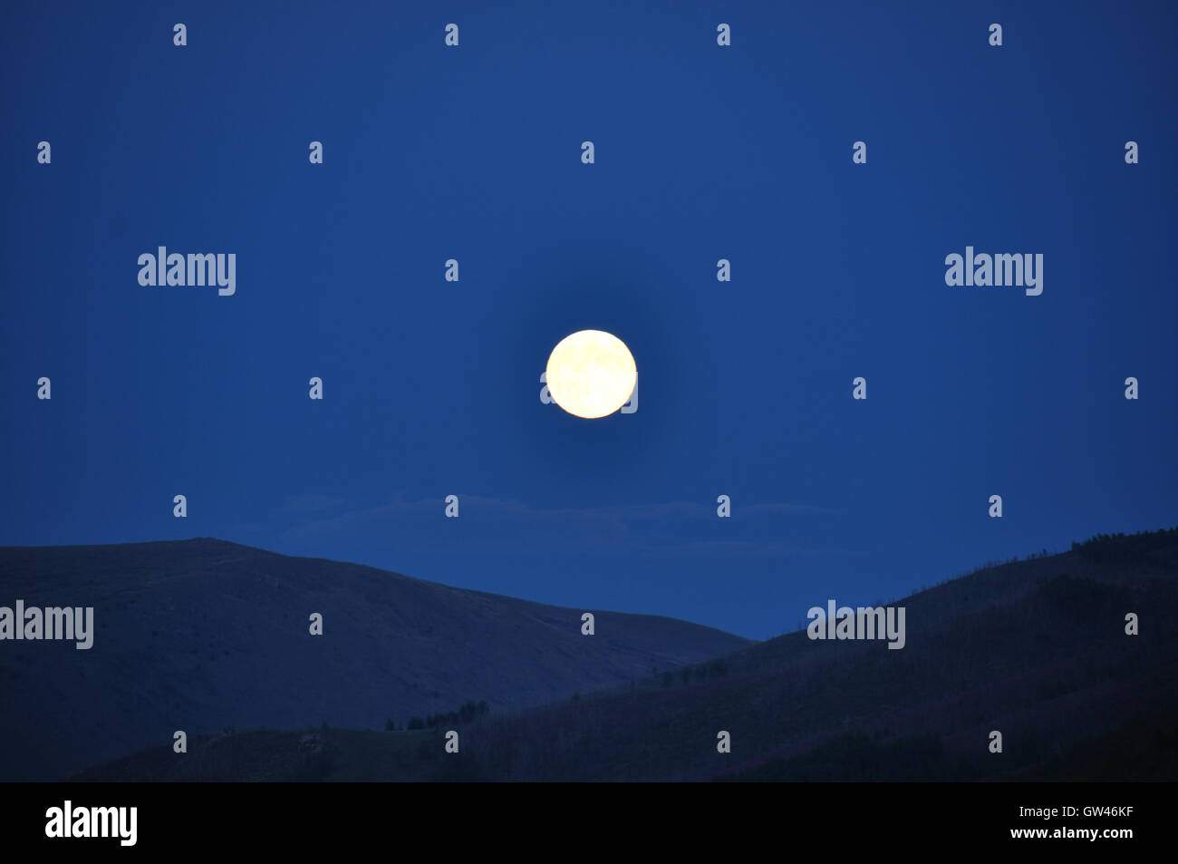 Moon rise over mountains hi-res stock photography and images - Alamy