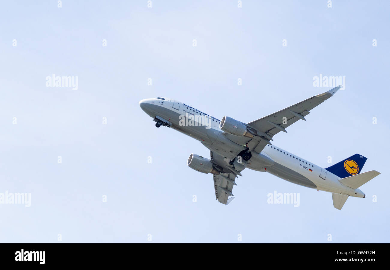 Lufthansa Airbus A320 in the sky Stock Photo - Alamy