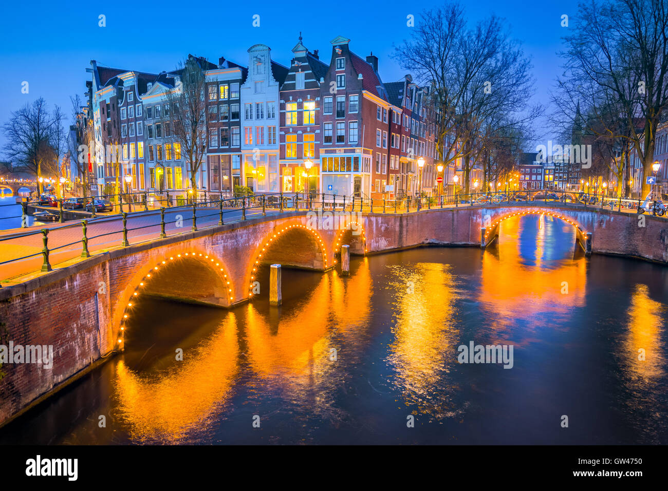 Night city view amsterdam canal hi-res stock photography and images - Alamy