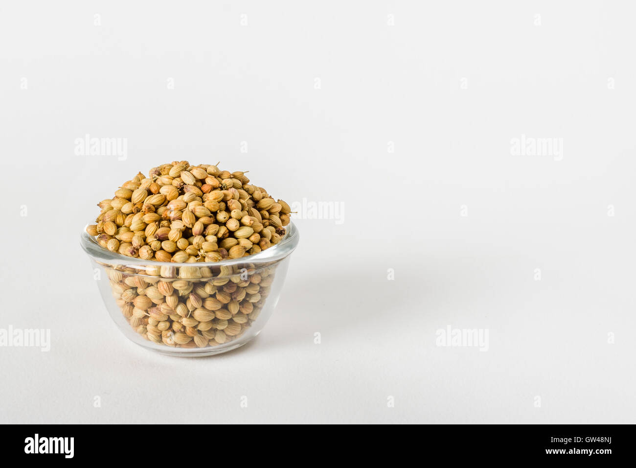 Dry coriander seeds in a glass bowl Stock Photo - Alamy
