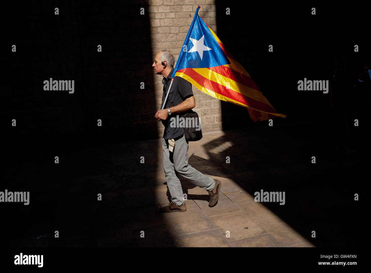 Barcelona, Catalonia, Spain. 11th September, 2016. A man carrying a ...
