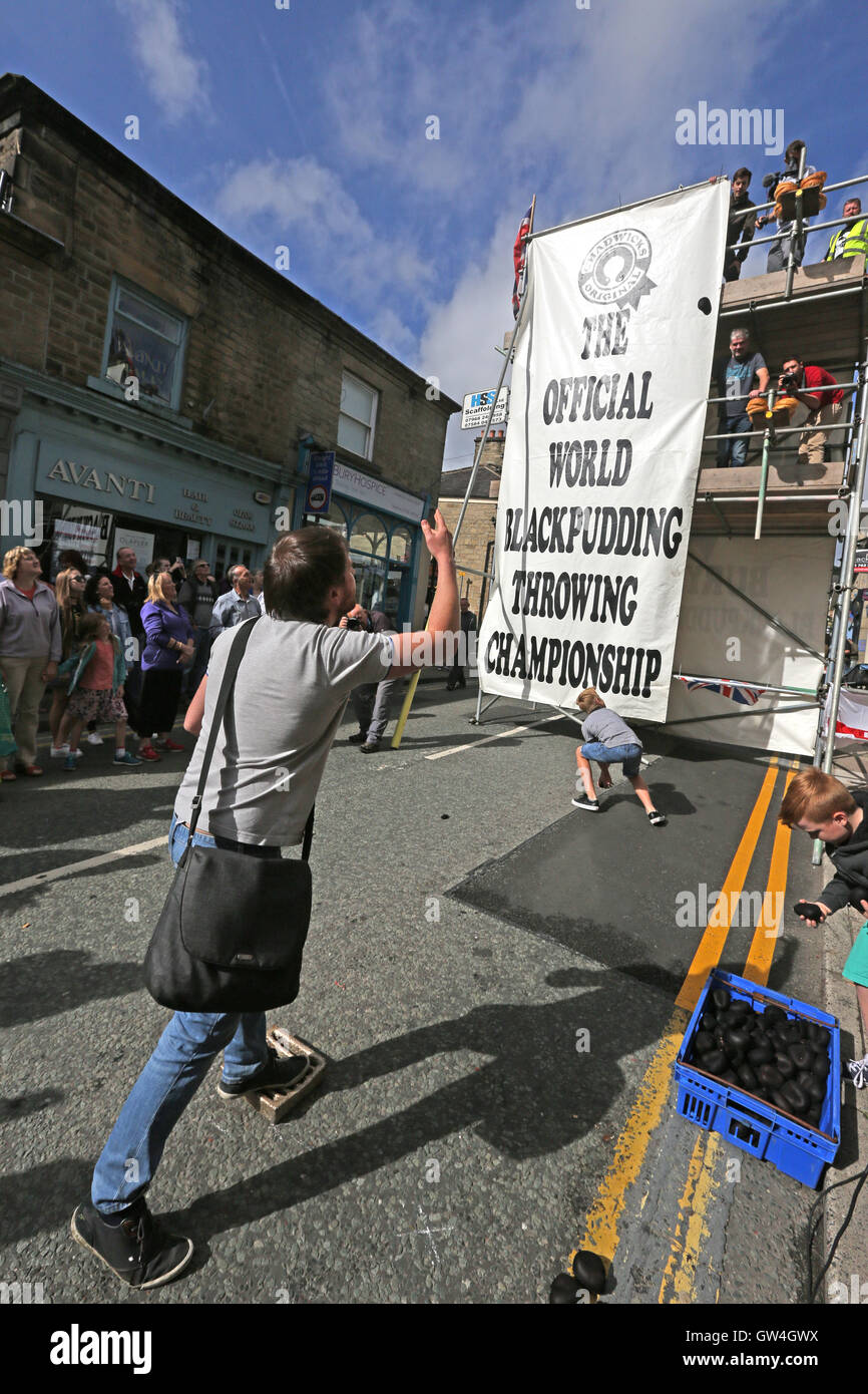 Black pudding throwing championship hi-res stock photography and images ...