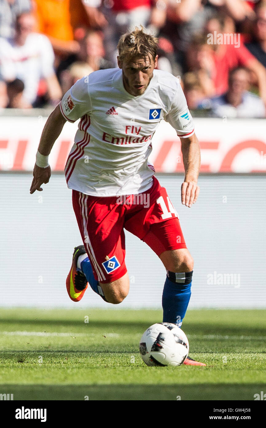 Hamburg's Aaron Hunt in action during the Bundesliga soccer match ...