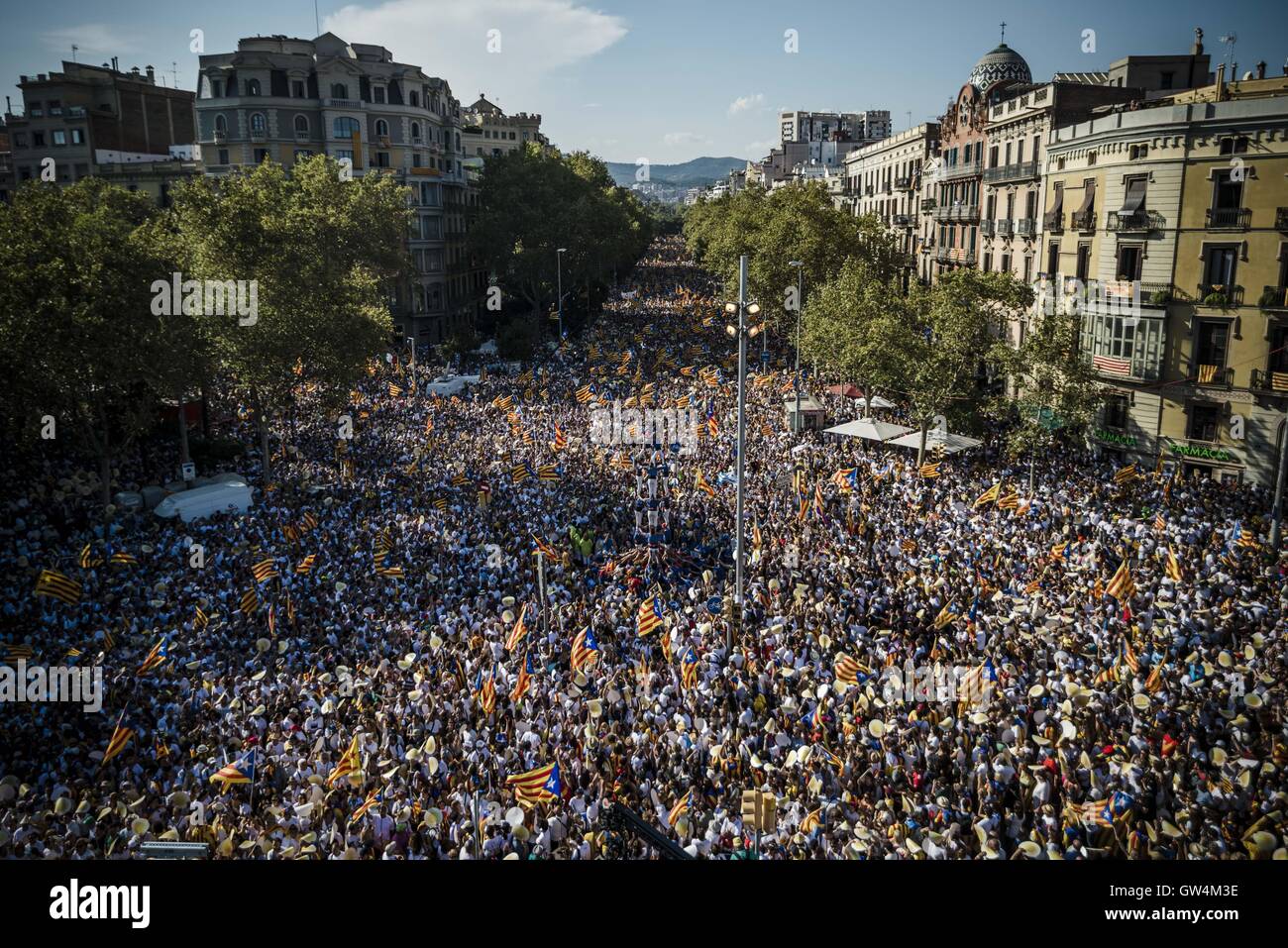 Barcelona, Catalonia, Spain. 11th Sep, 2016. Tens of thousands of pro ...