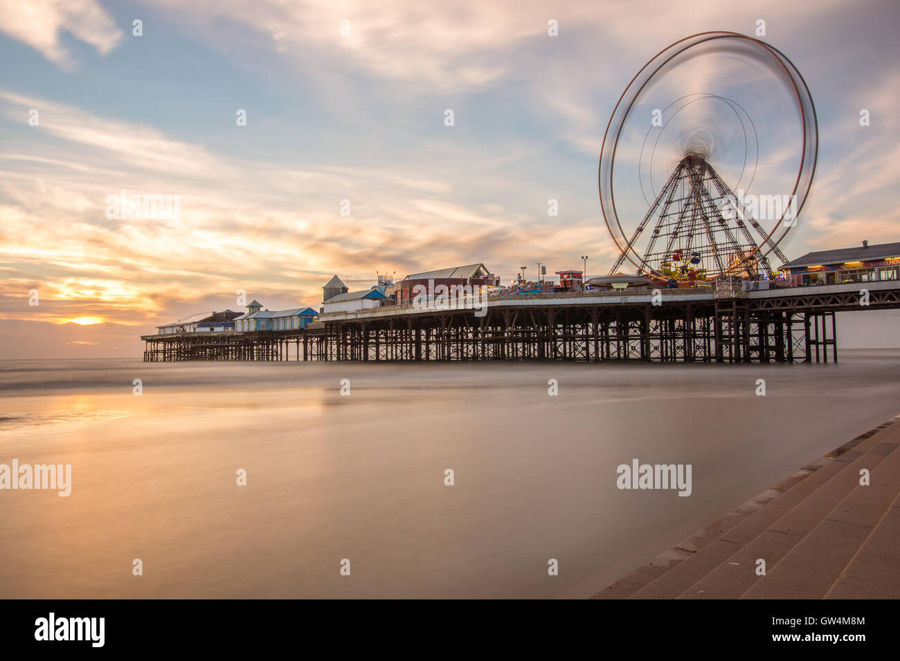 Busy beach blackpool hi-res stock photography and images - Alamy