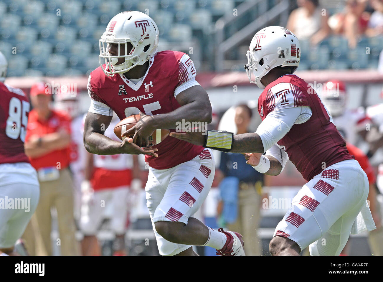 Philadelphia, Pennsylvania, USA. 10th Sep, 2016. Temple Owls running ...