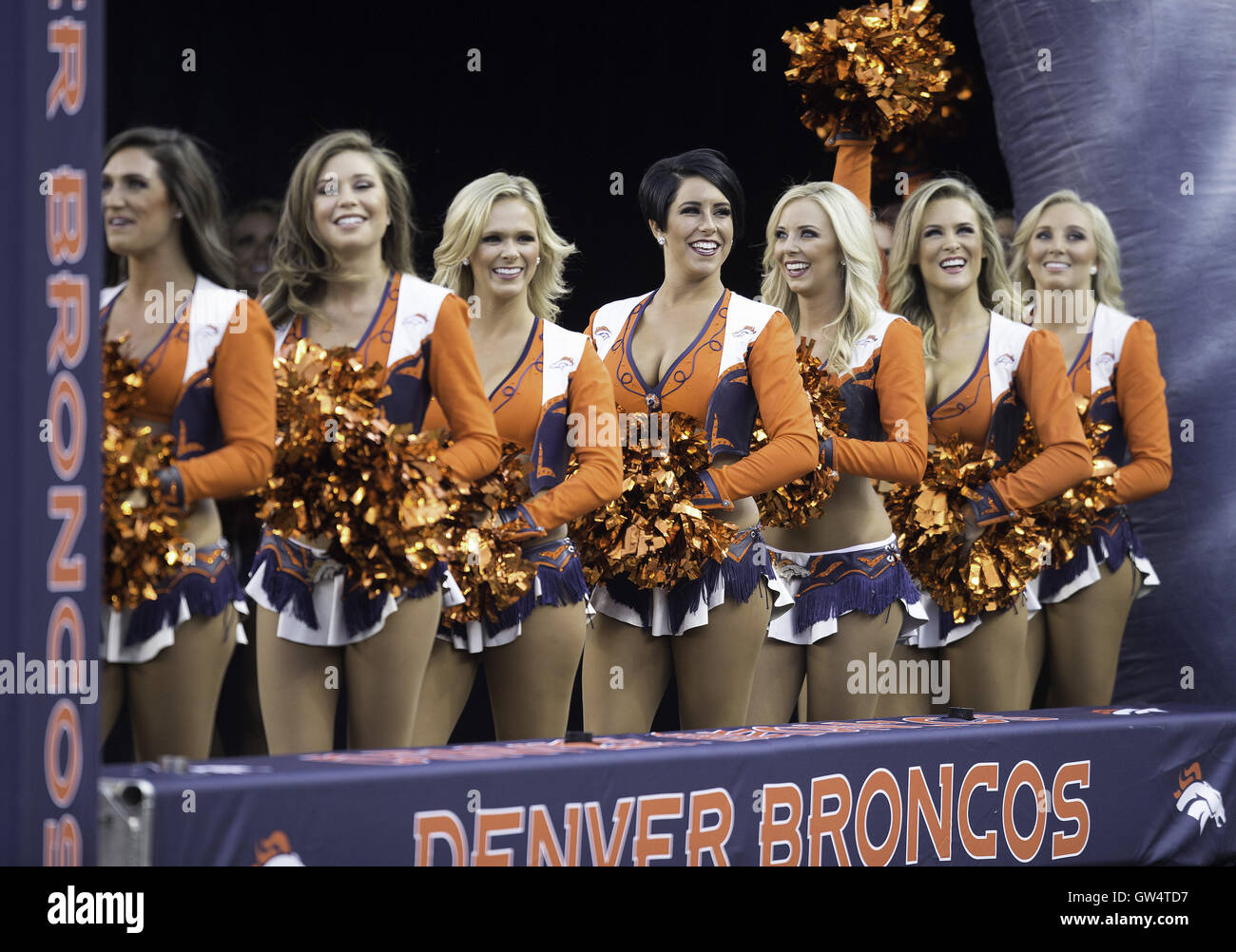 Broncos Cheerleaders Wallpaper