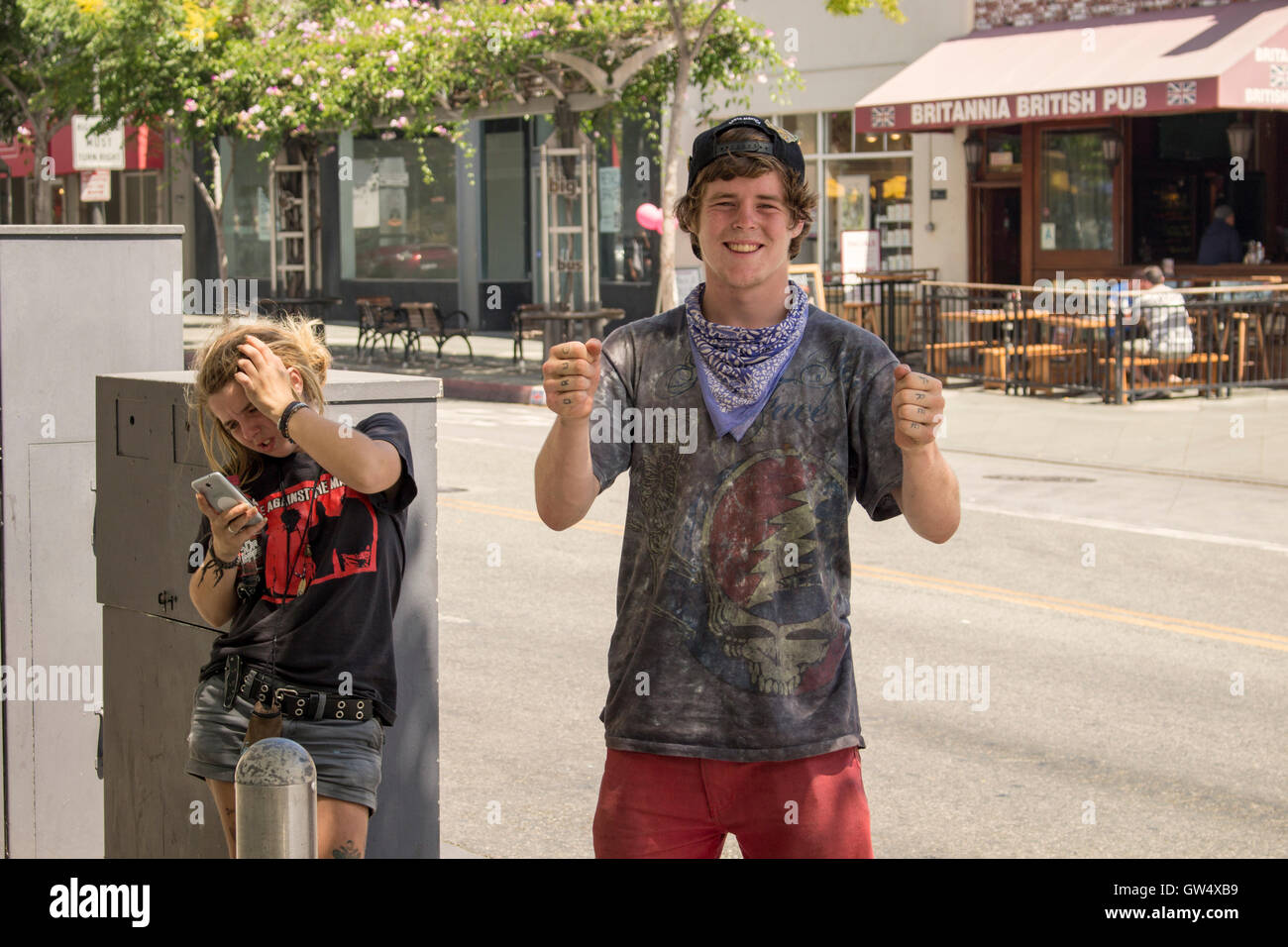 Homeless couple sign hi-res stock photography and images - Alamy